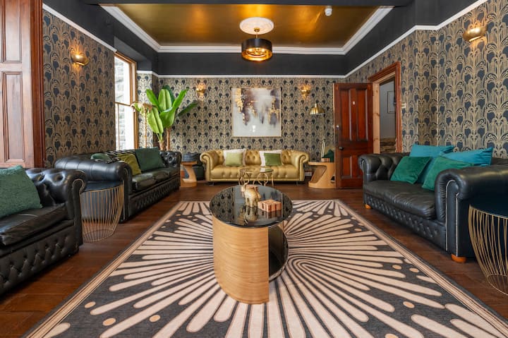 Art Deco Beachfront Sleeps 18 Cinema & Sea Views - Barmouth