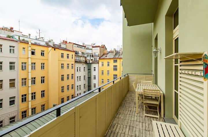 úTulný Byt S Výhledem Na Prahu - Praga