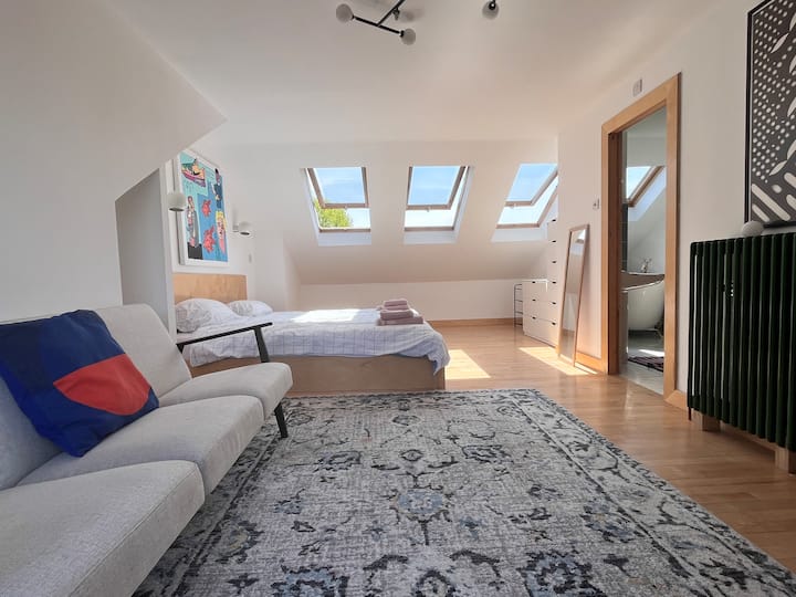 Super Kingsize En Suite Loft Space With Bathtub - Cheshire