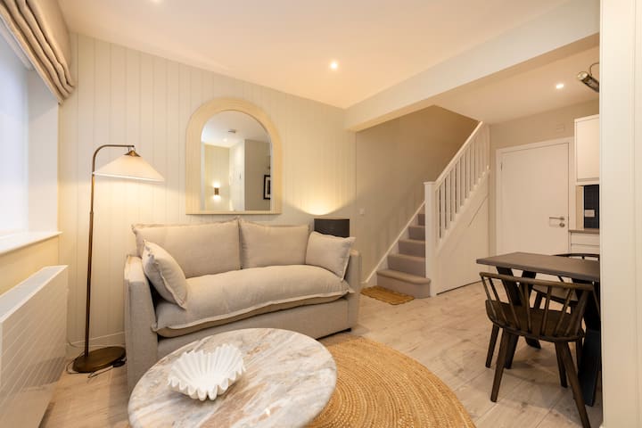 Argyl | Charming Old Town Mews Home W/ Parking - Leith