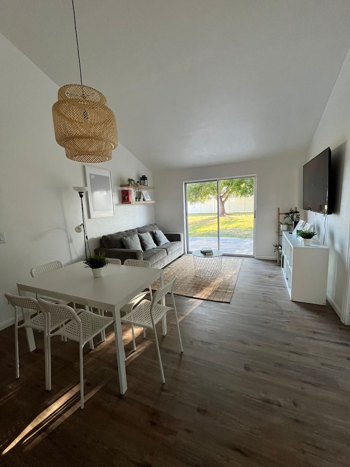 Beautiful & Cozy 2 Bedroom Home - Cape Coral, FL