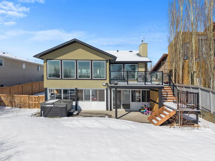 Charming 4 Br Lakefront Escape - Chestermere