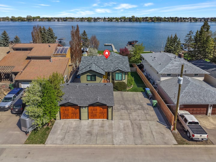 Charming 4 Br Lakefront Escape - Chestermere