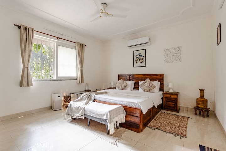 Birdie: Gardenview Room W/ Kingbed, 4k Tv | Saket - Delhi