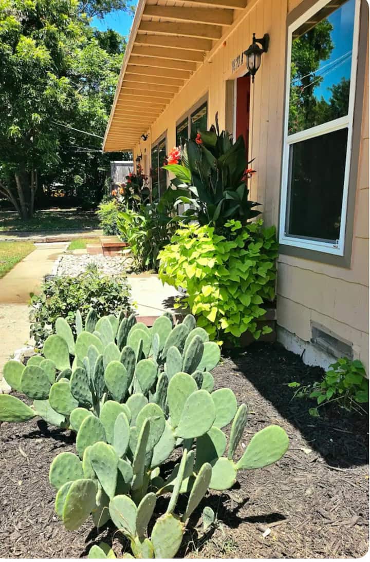 Clean & Cozy: 2 Independent Homes Near Unt & I-35 - Denton, TX