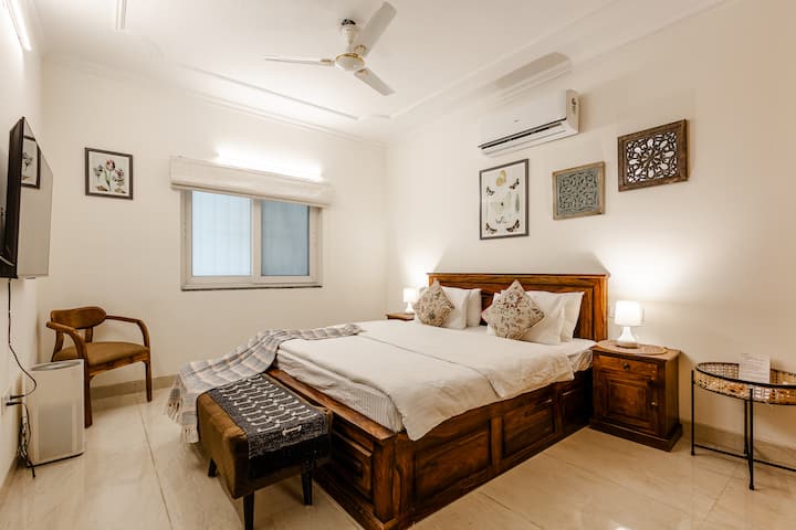 Eagle: Snug Room W/ King Bed, 50" Tv | Saket - Delhi, India