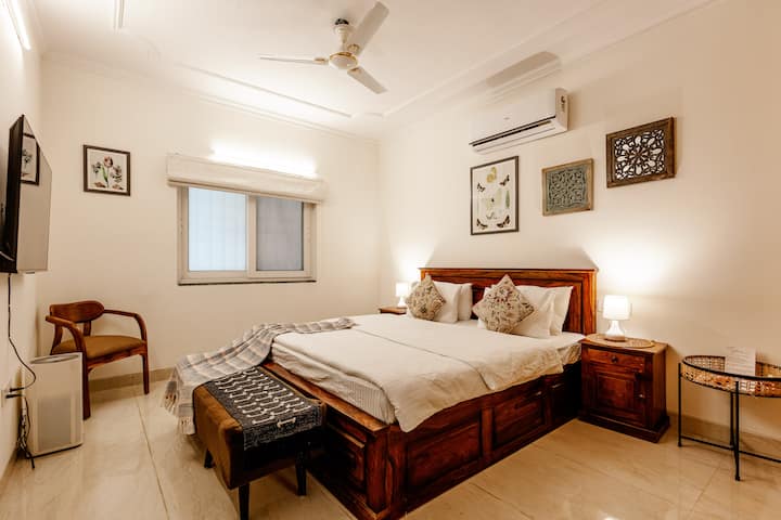 Eagle: Snug Room W/ King Bed, 50” Tv | Saket - Delhi, India