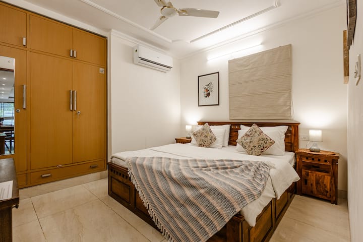 Ferret: Cozynest Room W/ Kingbed, 4k Tv | Saket - Delhi, India
