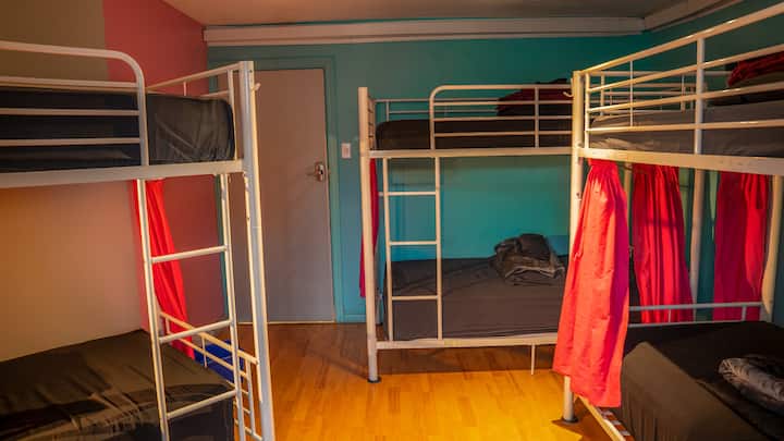 Women Dorm - Dortoir Femmes - Montreal