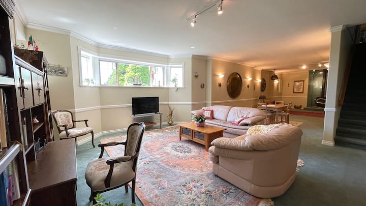 Cosy And Spacious Home With Free Parking - West Vancouver