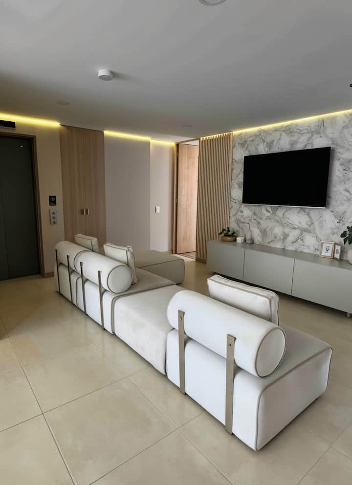 Modern Luxury Apt In Laureles | Prime Location - Medellín