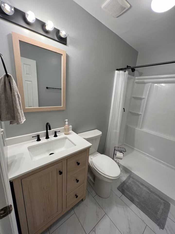 Cozy 2-bedroom Renovated Retreat - Denver, NC