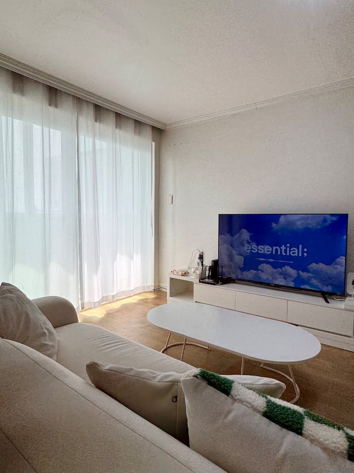 [영웨이브] 영도 흰여울문화마을 도보3분/오션뷰/복층/방3 거실1 침대 3/바베큐/루프탑 - Busan