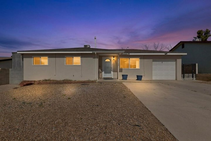 The Cozy Farm House With Big Yard ! - Albuquerque