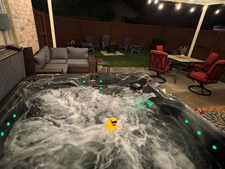Cozy & Fun! Hot Tub, Ping Pong, Pac-man +Fire Pit - Garland, TX