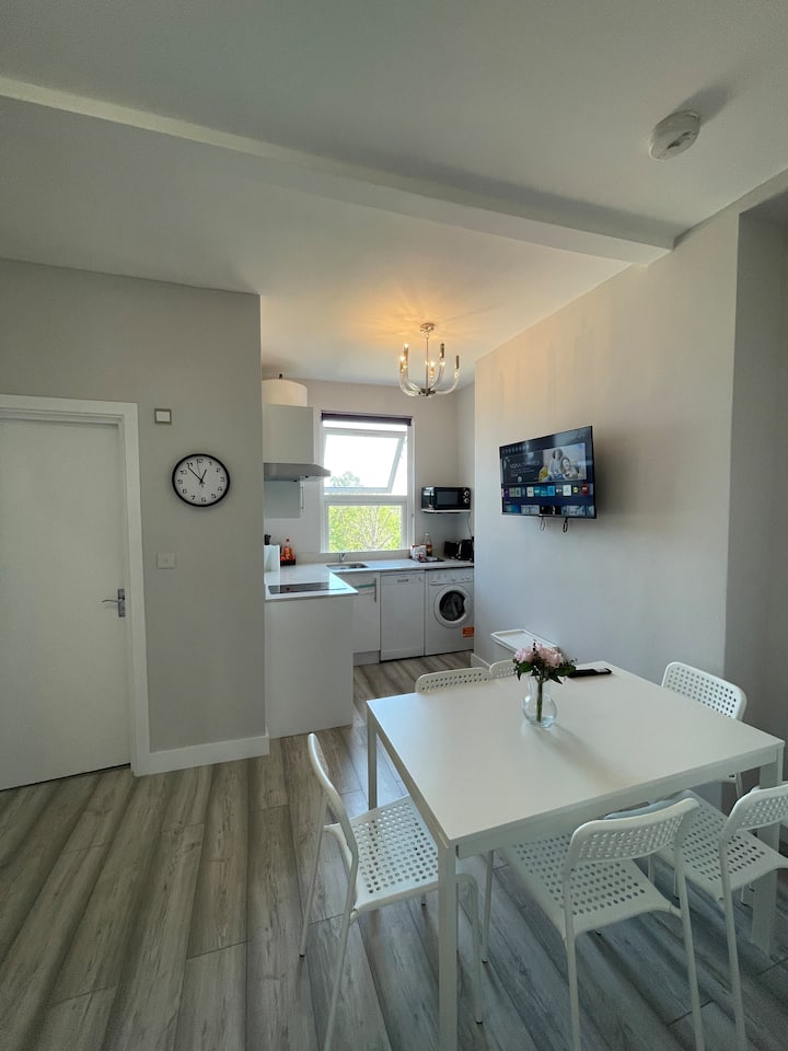 Spacious Flat | Sleeps 7 + Ac | Chamberlayne Inn - London, UK