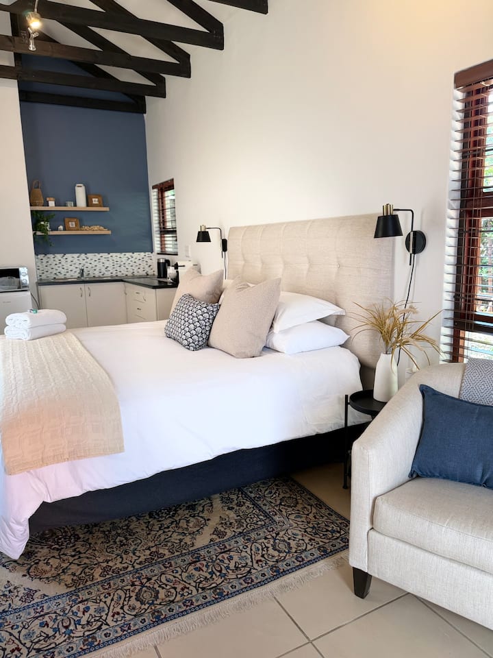 Stylish Modern Studio Cottage With Exposed Beams - Edenvale