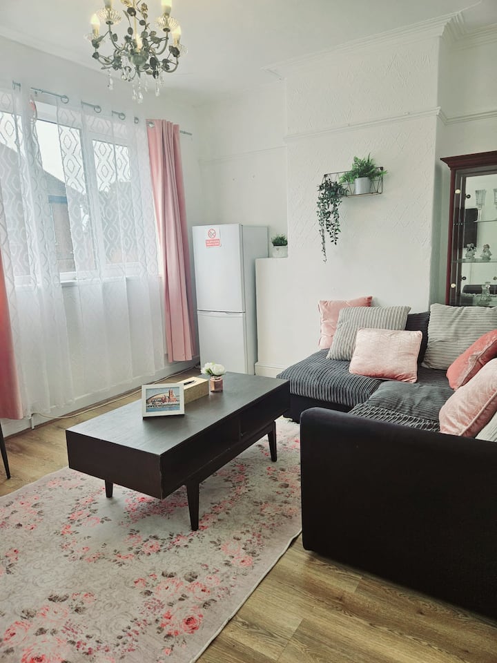 Homely Two-bed Apartment - Cardiff