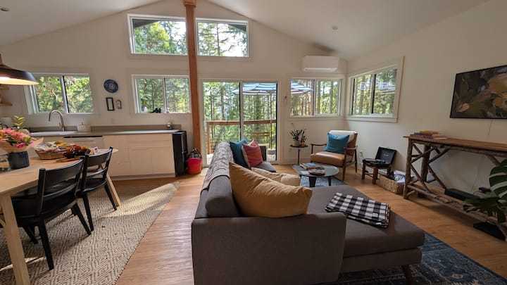 The Bird House - Forest Cabin Near Vesuvius Beach - Galiano Island