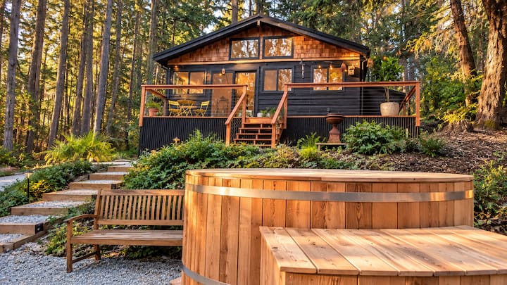 The Bird House | Private Sauna + Cedar Hot Tub - Salt Spring Island