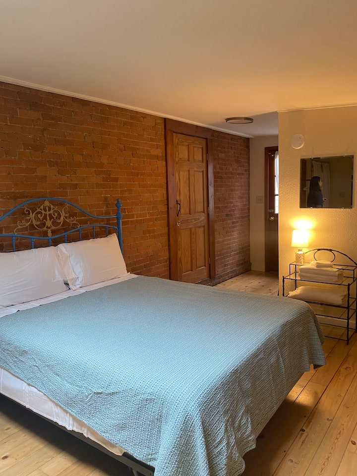 Farm House Charm, Westside Old Town - Longmont, CO