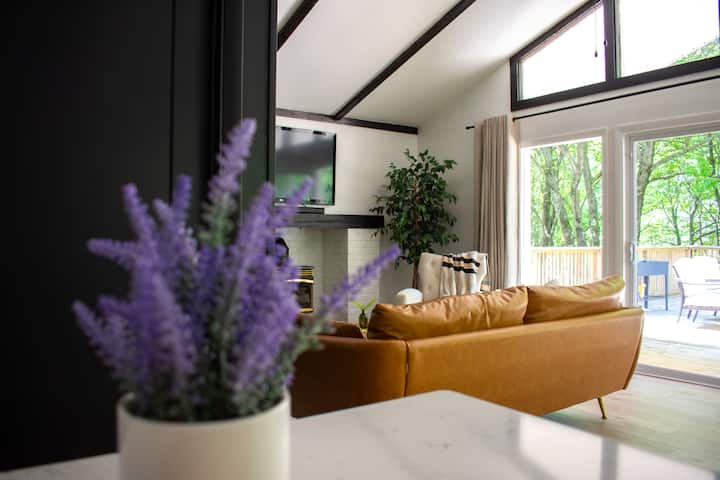 Poconos Cabin Retreat W/ Hot Tub & Fireplace - Pocono Mountains, PA