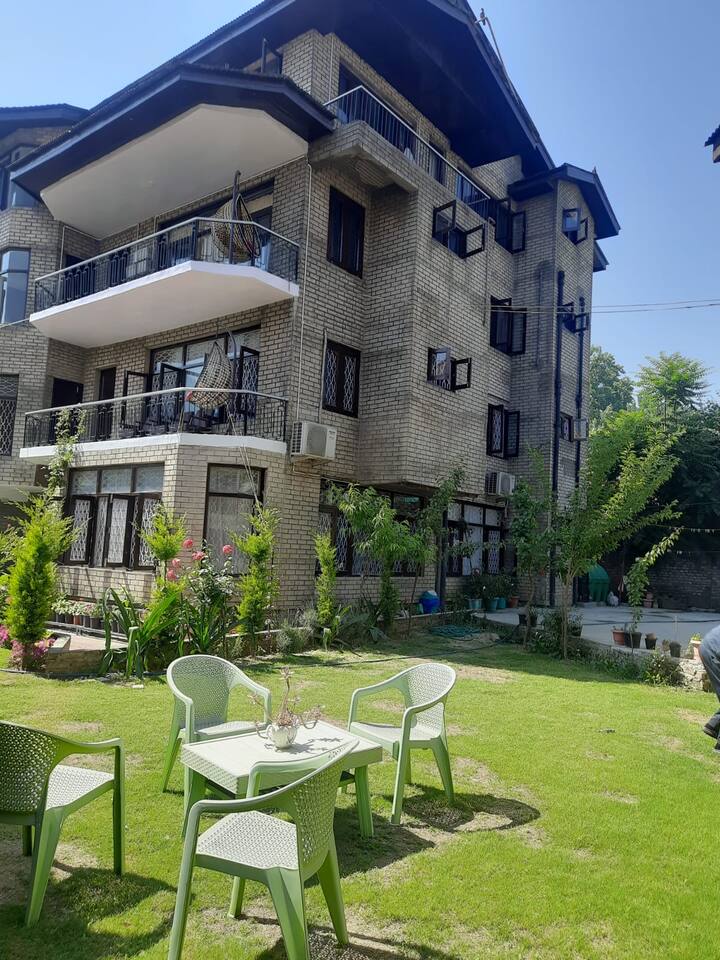 Upper Rooms | Riverside B&b - Srinagar