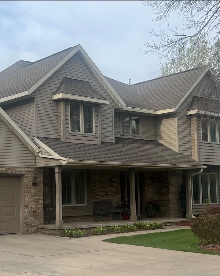 Right By The Packers Serious Inquiries Only - Hobart, WI