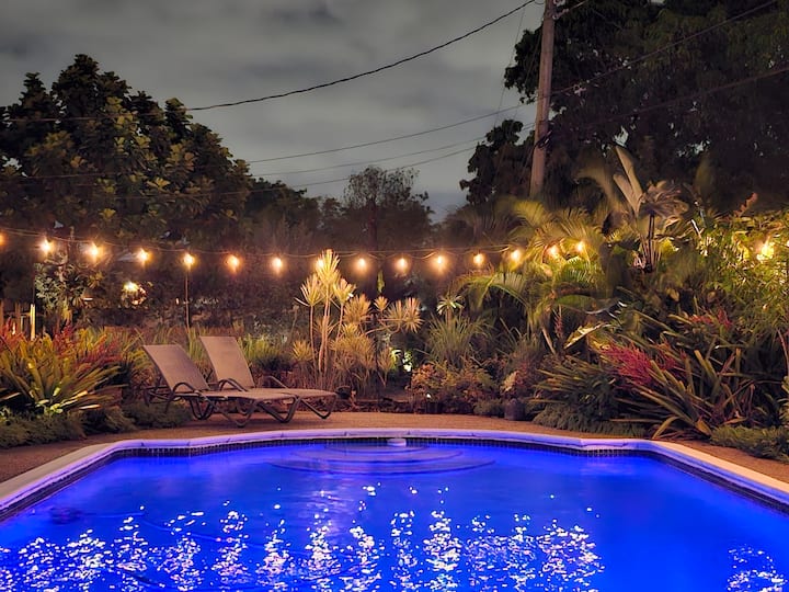Get Away And Relax In This Beautiful Oasis - Miami Gardens, FL