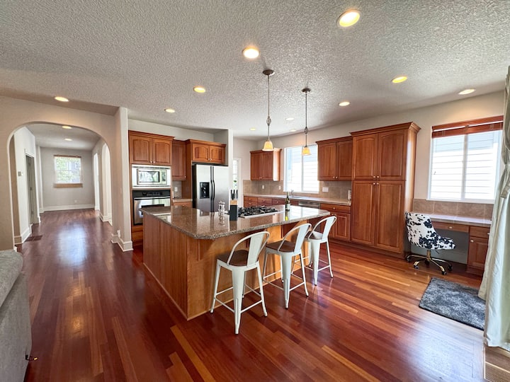 Gorgeous 5 Bedroom Home W/king Beds - Beaverton, OR