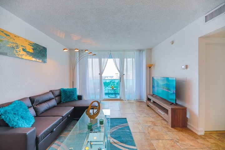 New Beautiful Oasis Right On The Beach - Hollywood, FL