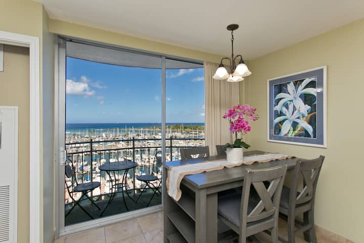 Amazing Ocean Marina View Condo Near Waikiki Beach - Honolulu, HI