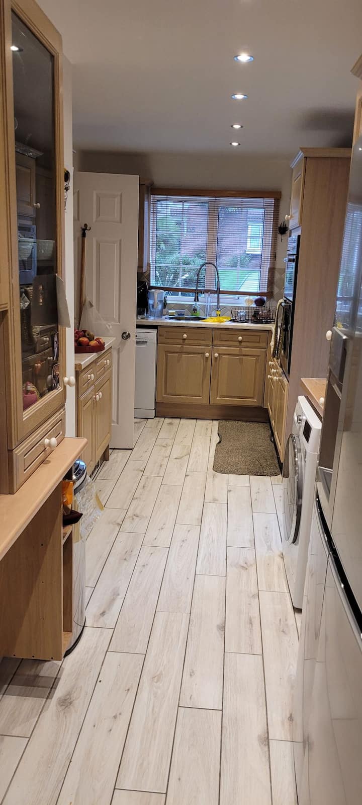 Nice And Quiet Place To Sleep, W/desk + Storage - Luton