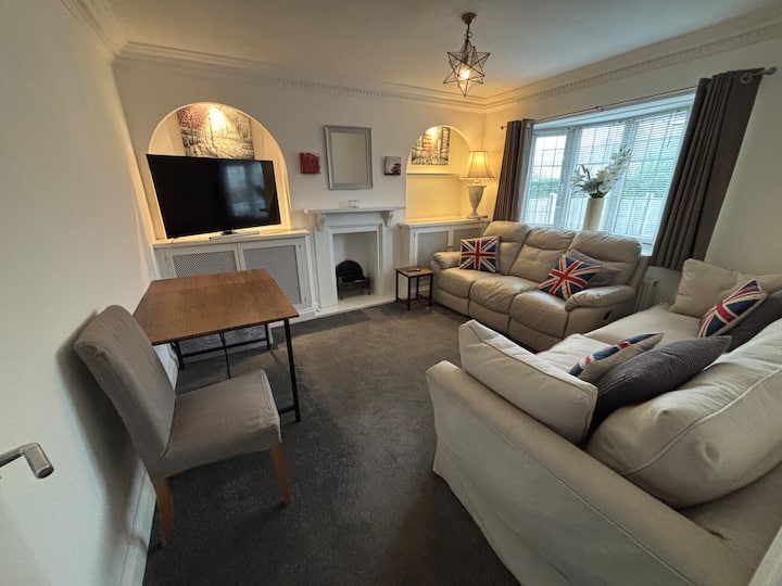Entire 5 Bed House, 6 Car Spaces - Brentwood