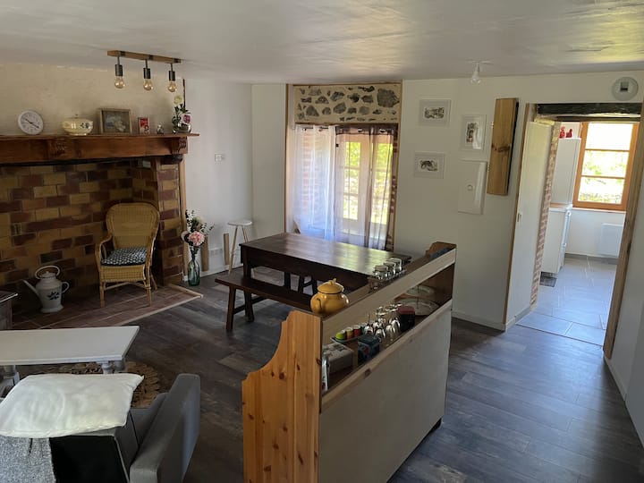 Jolie Maison Auvergnate De Village
Avec Terrasse - Cantal