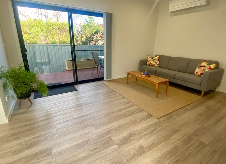 Luxe Urban Retreat - Free Parking - Walk To City - Canberra