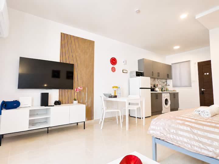 Central Studio Near Harbor 200 Mbits Xbox X - Kato Paphos
