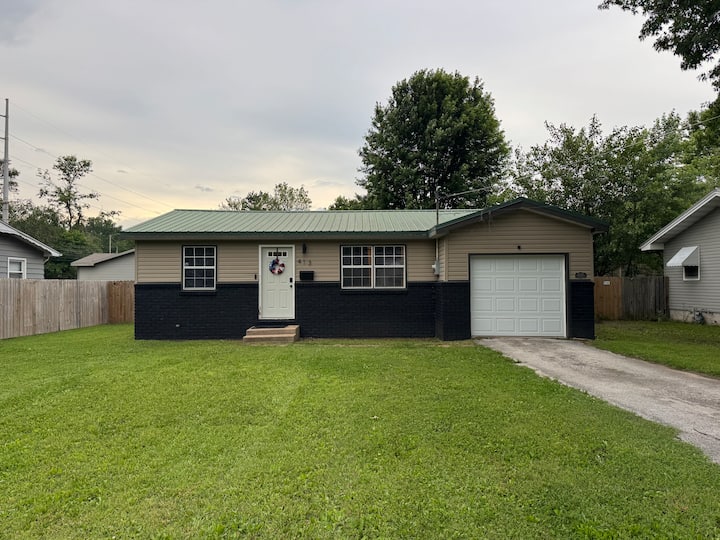 Minimalistic Modern Pet Friendly Home On Seminole - Springfield, MO