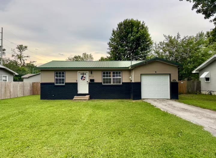 Minimalistic Modern Pet Friendly Home On Seminole - Springfield, MO