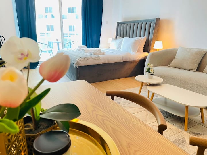 Stylish Spacious Studio Retreat: Cozy Furniture - Dubai