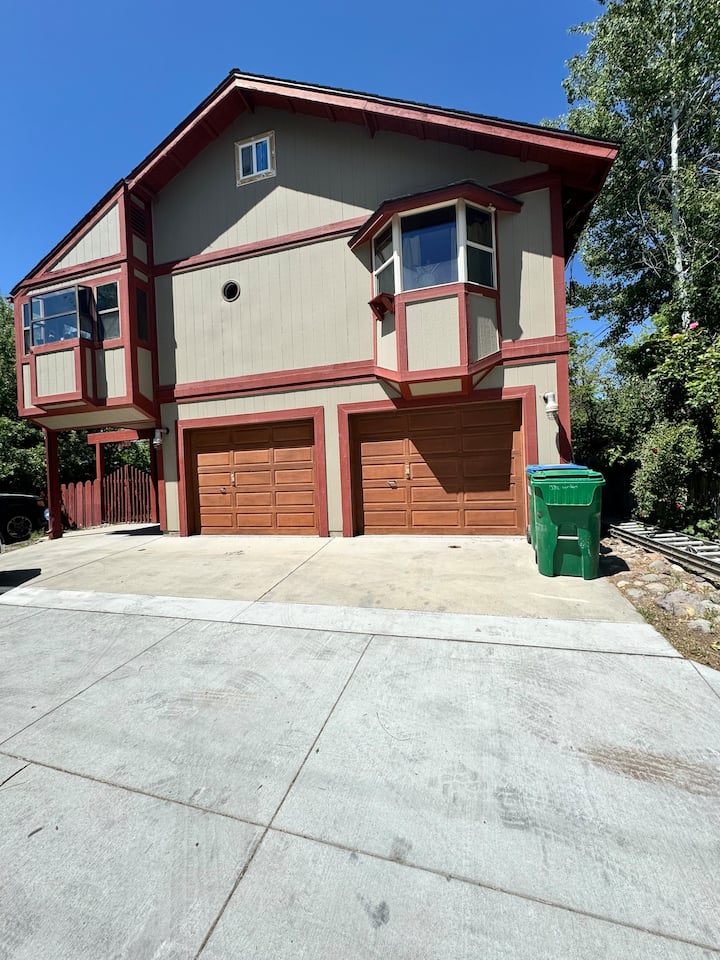 Hidden Alley Retreat - Reno, NV
