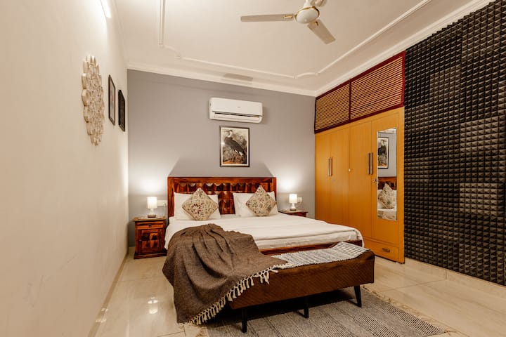 Albatross: Large Room W/ Kingbed, 55” Tv | Saket - Delhi, India