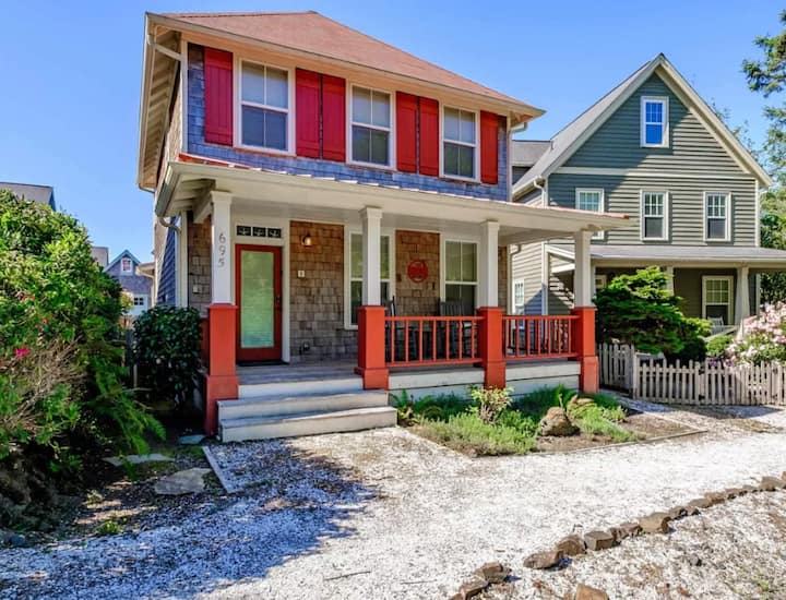 Lincoln City Vintage Chic Beach House W/ Hot Tub - リンカーン・シティ, OR