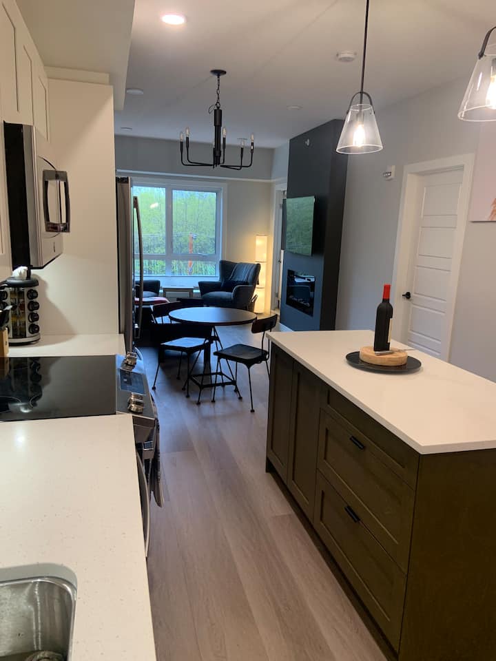 New Canmore Condo, 4-season Pool/hot Tub - Alberta
