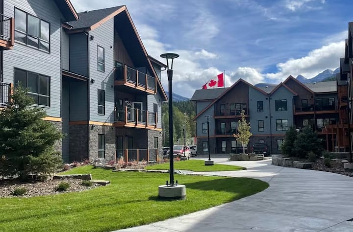 New Canmore Condo, 4-season Pool/hot Tub - Canmore