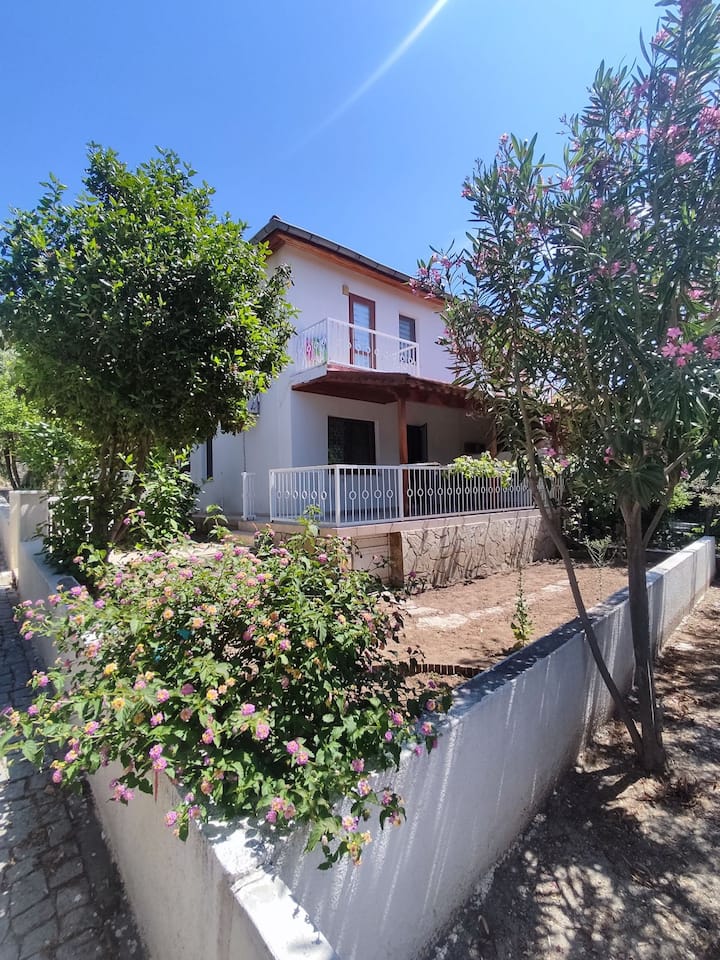 Dikili/bademli  Müstakil Villa
(Yazcenneti Sitesi) - Bademli