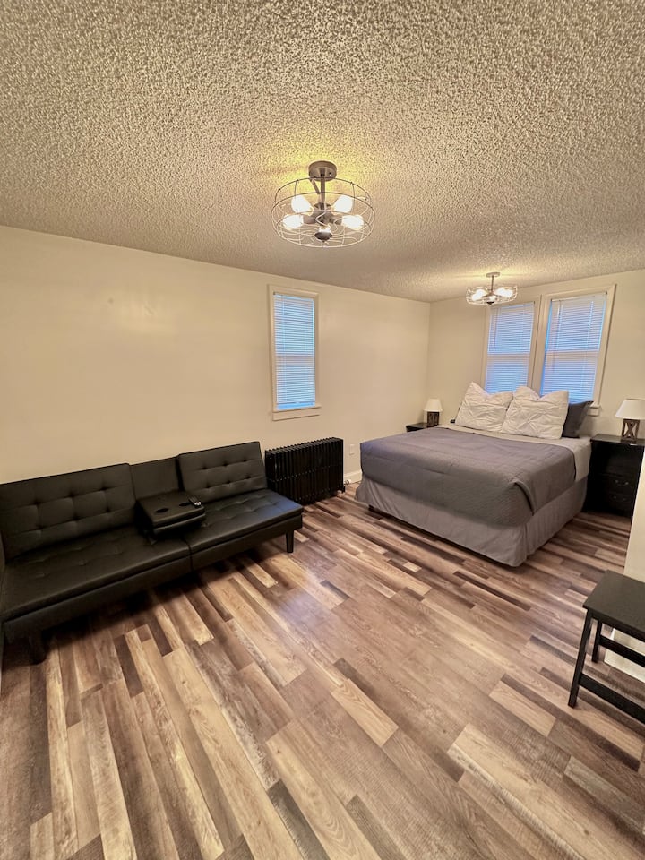 Chic Downtown Top-floor Studio With Big Kitchen - Cheyenne, WY