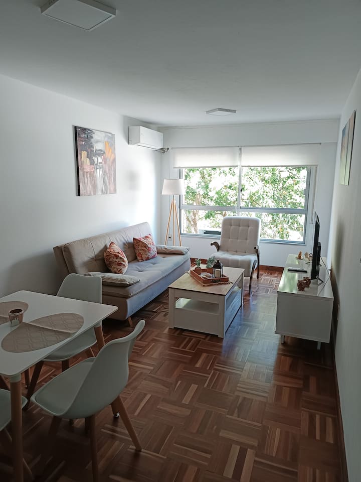 Comfortable Central Apartment With Garage - Montevideo