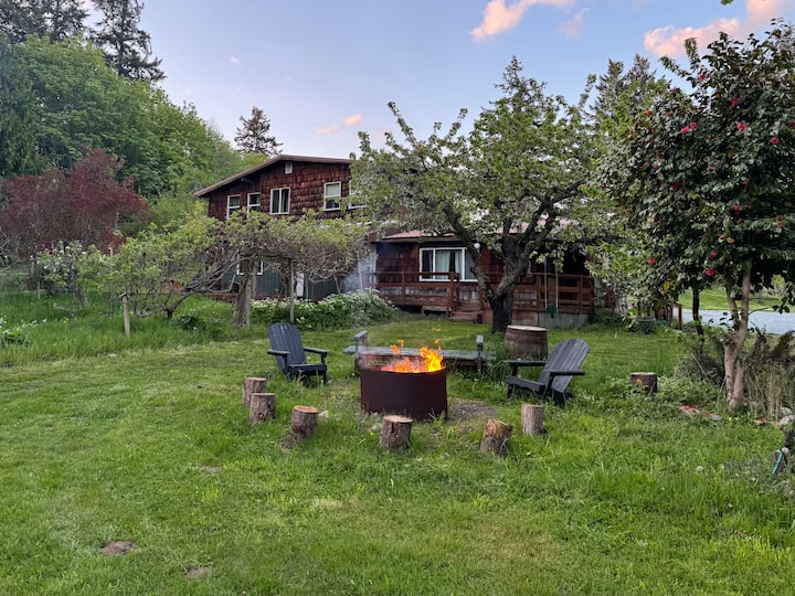 Apple Orchard | Ocean View | Fire Pit | Deck | W/d - Camano Island State Park, Camano