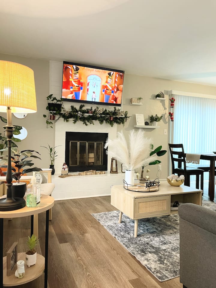 Cozy And Relaxing Townhouse With Fireplace - Tallahassee, FL